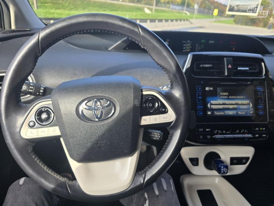 White Toyota Prius 2017 in Kaunas, with an engine capacity of 1.80 L and mileage of 375 thousand km for 10195 €, photo 11 on AUTOMOTO.COM.LV