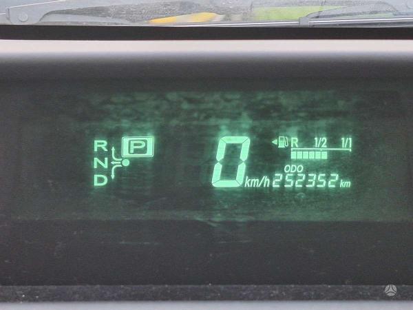 Yellow Toyota Prius 2007 in Klaipeda, with an engine capacity of 1.50 L and mileage of 252 thousand km for 4300 €, photo 10 on AUTOMOTO.COM.LV