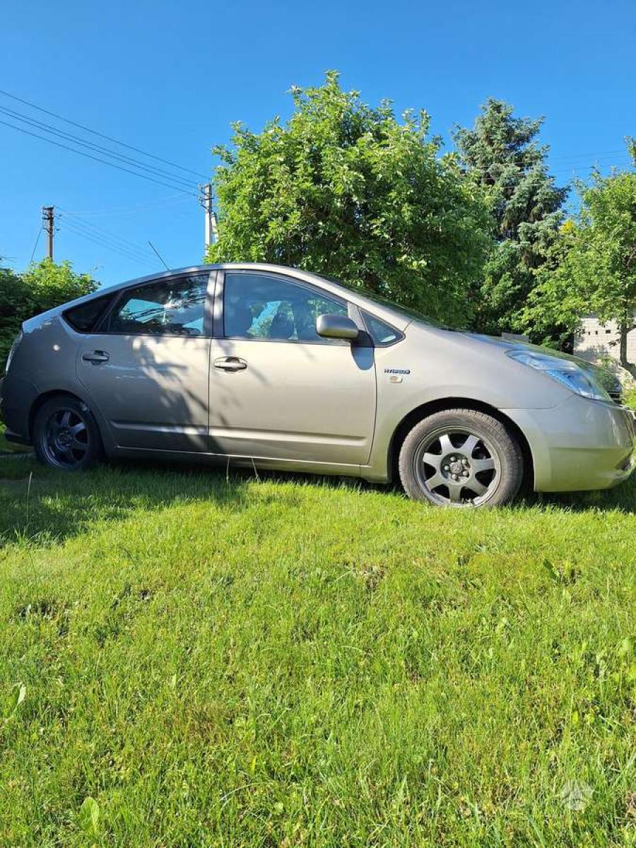 Yellow Toyota Prius 2007 in Klaipeda, with an engine capacity of 1.50 L and mileage of 252 thousand km for 4300 €, photo 3 on AUTOMOTO.COM.LV