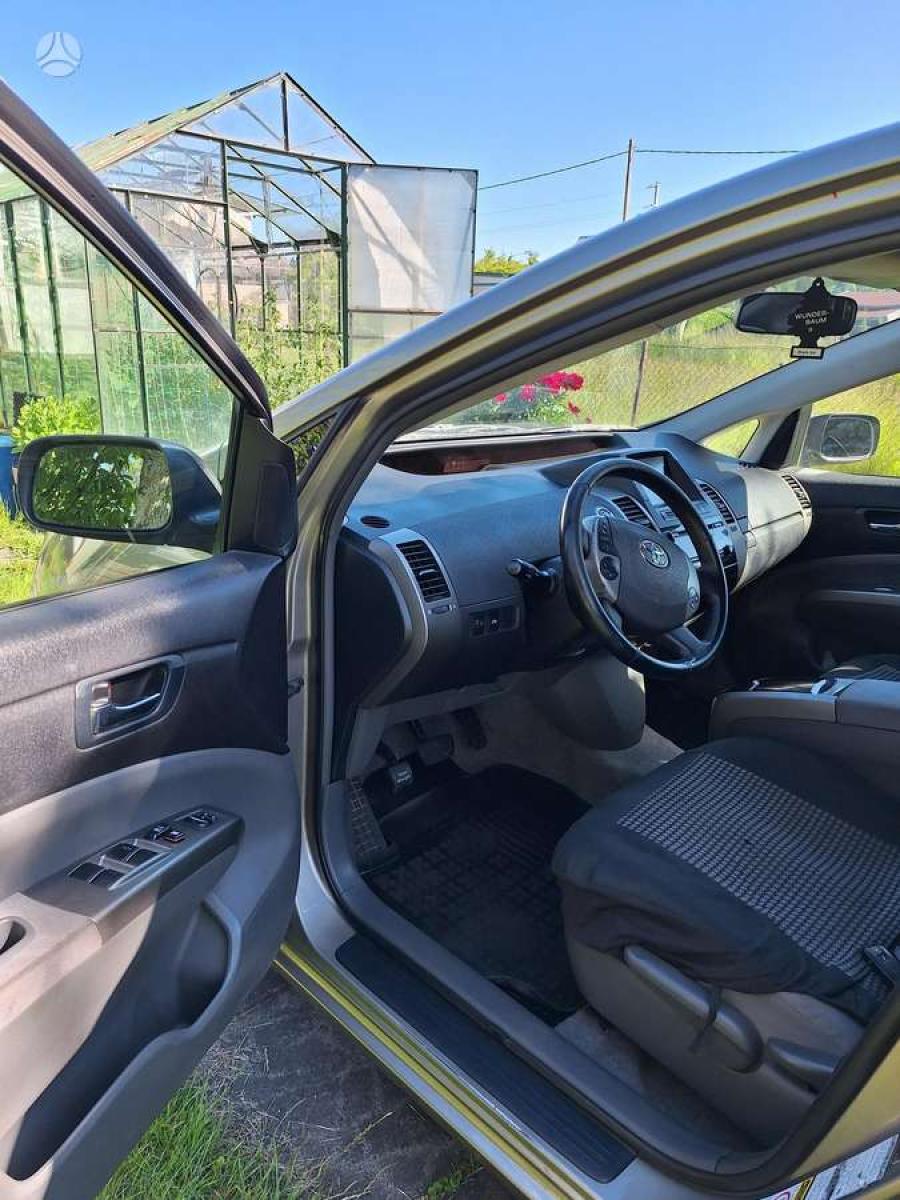 Yellow Toyota Prius 2007 in Klaipeda, with an engine capacity of 1.50 L and mileage of 252 thousand km for 4300 €, photo 7 on AUTOMOTO.COM.LV