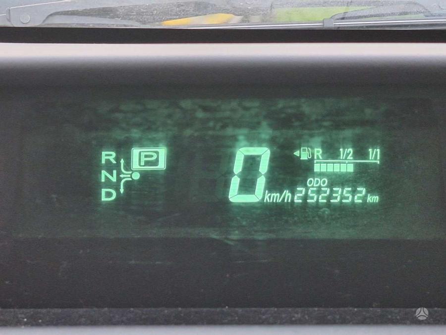Yellow Toyota Prius 2007 in Klaipeda, with an engine capacity of 1.50 L and mileage of 252 thousand km for 4300 €, photo 11 on AUTOMOTO.COM.LV