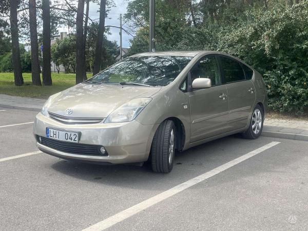 Toyota Prius 2007 in Kaunas on AUTOMOTO.COM.LV Yellow Toyota Prius 2007 in Kaunas, with an engine capacity of 1.50 L and mileage of 232 thousand km for 4450 €, photo 3 on AUTOMOTO.COM.LV