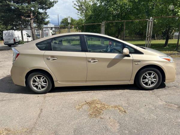 Yellow Toyota Prius 2013 in Vilnius, with an engine capacity of 1.80 L and mileage of 360 thousand km for 4700 €, photo 7 on AUTOMOTO.COM.LV