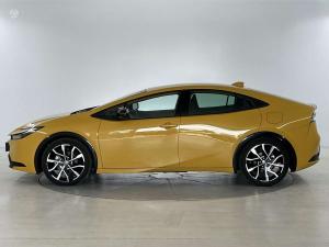 Yellow Toyota Prius 2023 in Vilnius, with an engine capacity of 1.99 L and mileage of 7 thousand km for 35900 €, photo 4 on AUTOMOTO.COM.LV
