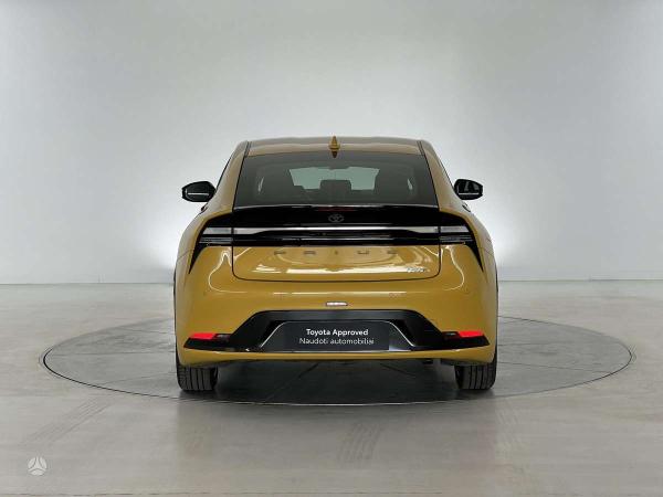 Dzeltens Toyota Prius 2023 Viļņa, ar dzinēja tilpumu 1.99 L un nobraukumu 7 tūkst. km par 35900 €, foto 4 vietnē AUTOMOTO.COM.LV