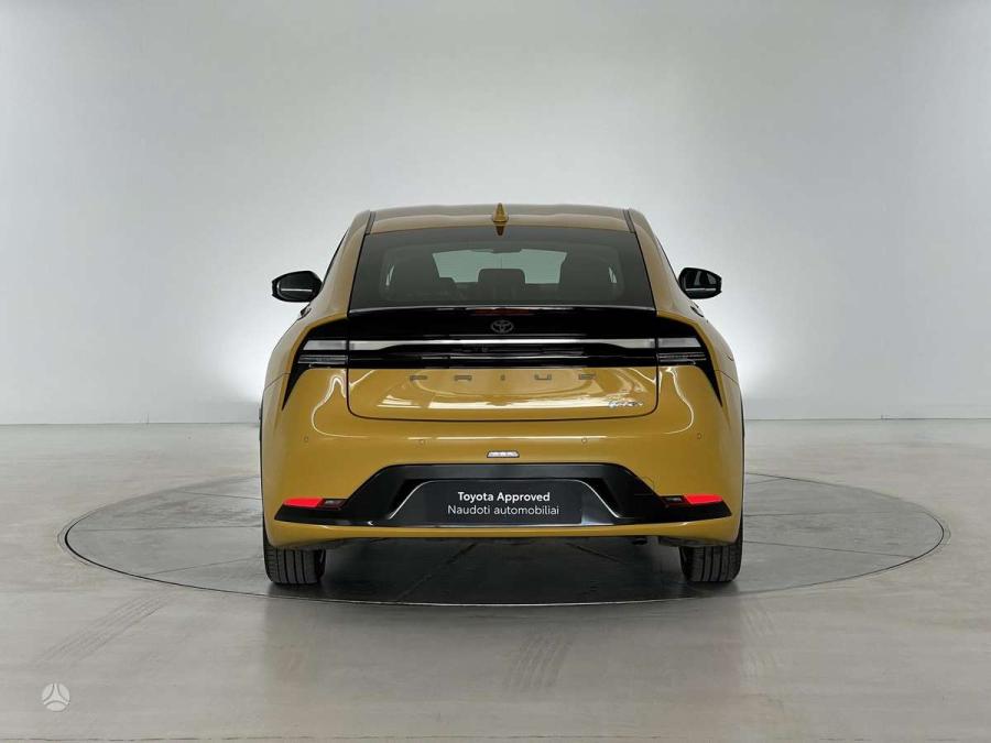 Yellow Toyota Prius 2023 in Vilnius, with an engine capacity of 1.99 L and mileage of 7 thousand km for 35900 €, photo 5 on AUTOMOTO.COM.LV