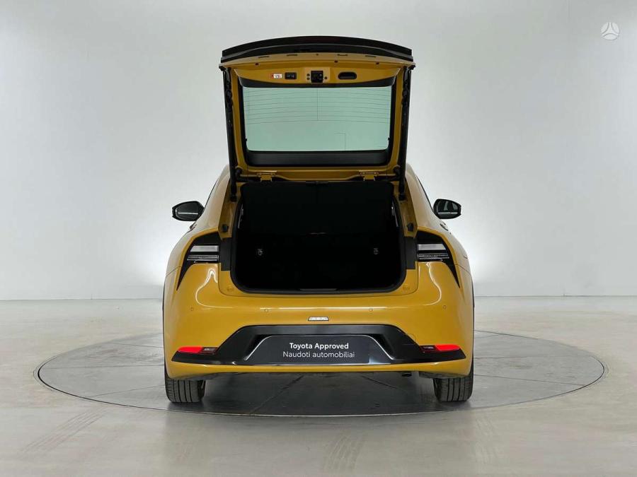 Yellow Toyota Prius 2023 in Vilnius, with an engine capacity of 1.99 L and mileage of 7 thousand km for 35900 €, photo 11 on AUTOMOTO.COM.LV