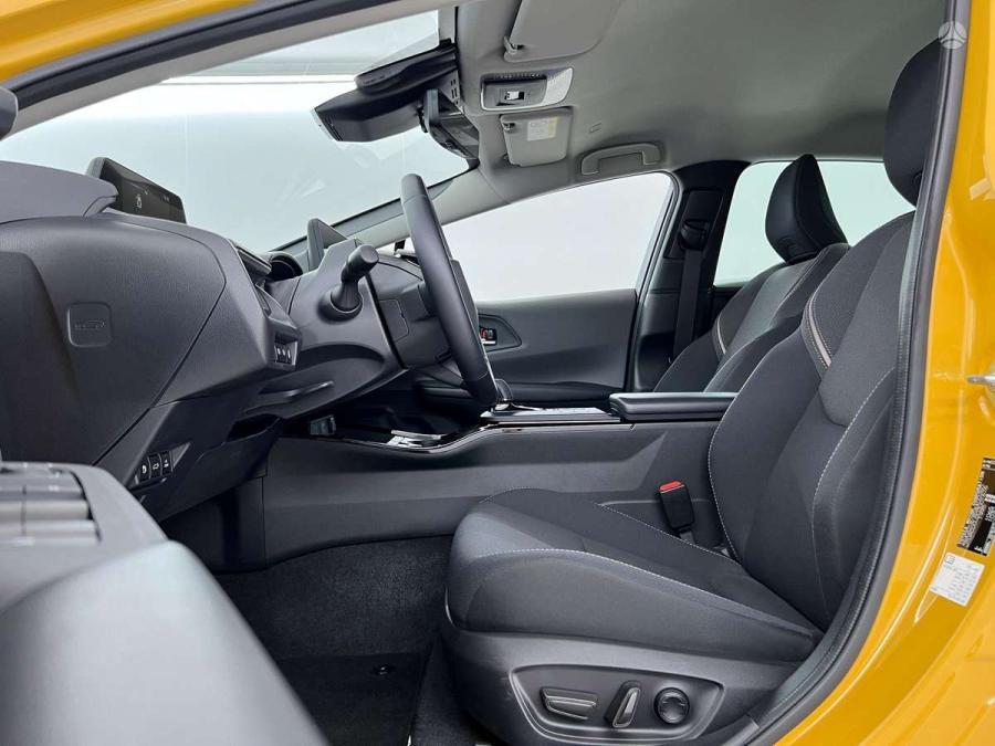 Yellow Toyota Prius 2023 in Vilnius, with an engine capacity of 1.99 L and mileage of 7 thousand km for 35900 €, photo 12 on AUTOMOTO.COM.LV