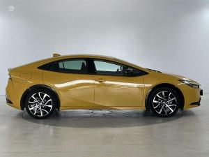 Yellow Toyota Prius 2023 in Vilnius, with an engine capacity of 1.99 L and mileage of 7 thousand km for 35900 €, photo 17 on AUTOMOTO.COM.LV