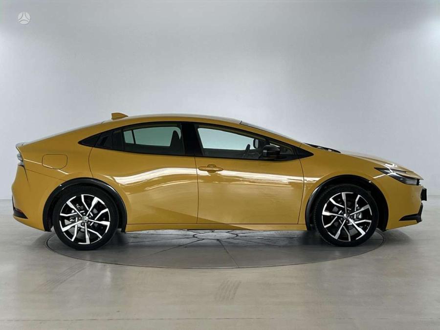 Yellow Toyota Prius 2023 in Vilnius, with an engine capacity of 1.99 L and mileage of 7 thousand km for 35900 €, photo 17 on AUTOMOTO.COM.LV