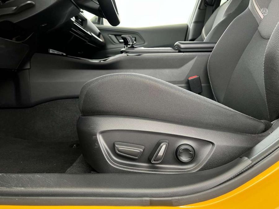 Yellow Toyota Prius 2023 in Vilnius, with an engine capacity of 1.99 L and mileage of 7 thousand km for 35900 €, photo 26 on AUTOMOTO.COM.LV
