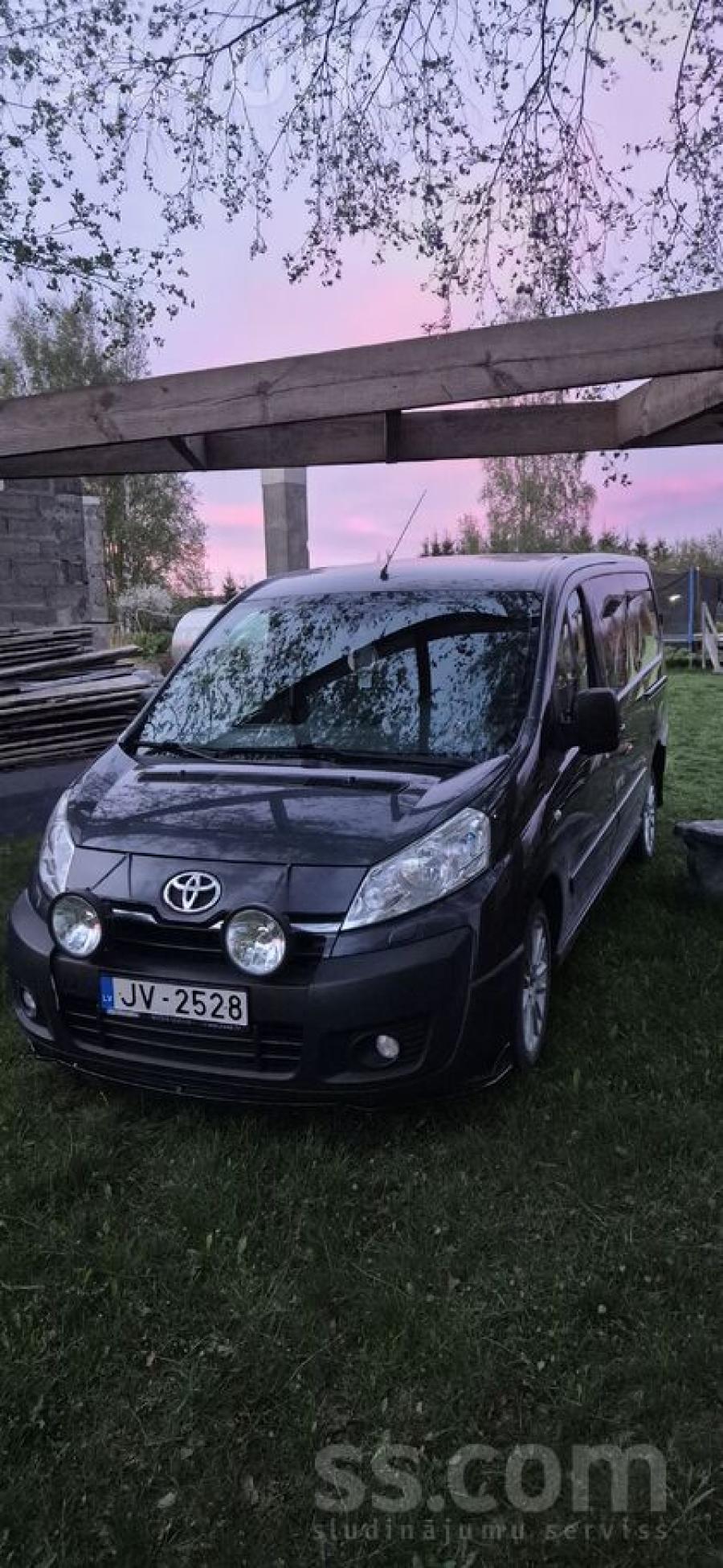 Black Toyota Proace 2015 in Riga, with an engine capacity of 2.00 L and mileage of 443 thousand km for 5000 €, photo 18 on AUTOMOTO.COM.LV