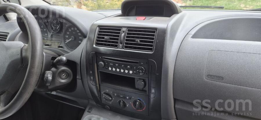 Black Toyota Proace 2015 in Riga, with an engine capacity of 2.00 L and mileage of 443 thousand km for 5000 €, photo 20 on AUTOMOTO.COM.LV
