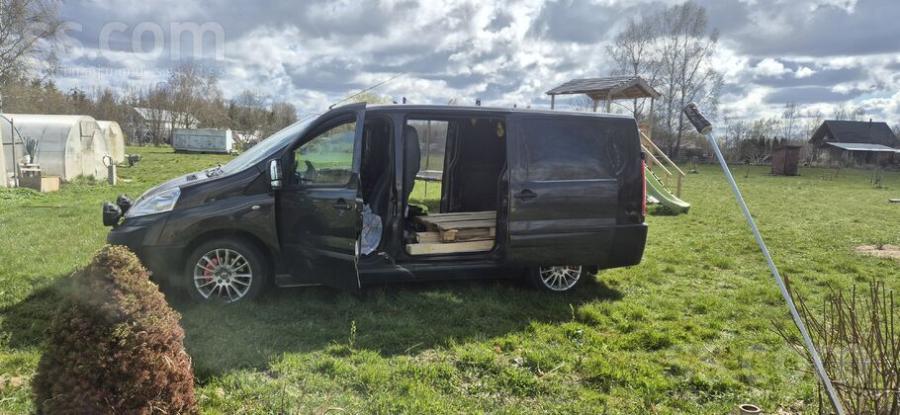 Black Toyota Proace 2015 in Riga, with an engine capacity of 2.00 L and mileage of 443 thousand km for 5000 €, photo 23 on AUTOMOTO.COM.LV