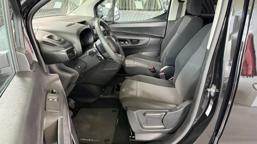 Black Toyota Proace 2020 in Riga, with an engine capacity of 1.50 L and mileage of 179 thousand km for 1050000 €, photo 8 on AUTOMOTO.COM.LV