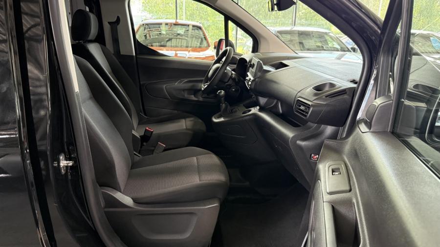 Black Toyota Proace 2020 in Riga, with an engine capacity of 1.50 L and mileage of 179 thousand km for 1050000 €, photo 13 on AUTOMOTO.COM.LV