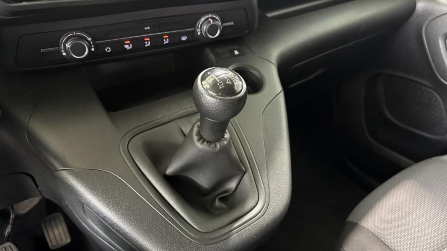 Black Toyota Proace 2020 in Riga, with an engine capacity of 1.50 L and mileage of 179 thousand km for 1050000 €, photo 18 on AUTOMOTO.COM.LV
