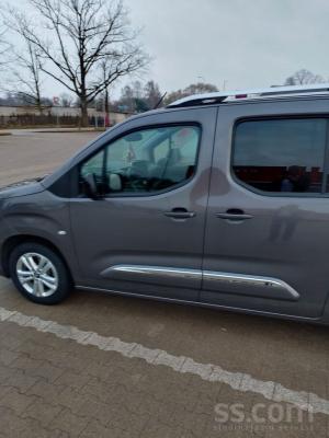 Black Toyota Proace 2022 in Dobele, with an engine capacity of 1.20 L and mileage of 83 thousand km for 17900 €, photo 10 on AUTOMOTO.COM.LV