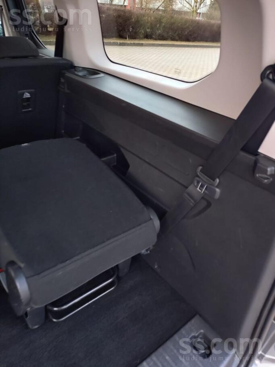 Black Toyota Proace 2022 in Dobele, with an engine capacity of 1.20 L and mileage of 83 thousand km for 17900 €, photo 12 on AUTOMOTO.COM.LV