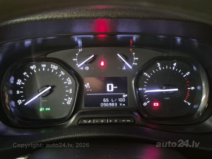 Black Toyota Proace 2023 in Tallinn, with an engine capacity of 2.00 L and mileage of 97 thousand km for 29900 €, photo 13 on AUTOMOTO.COM.LV
