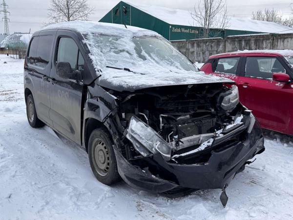 Black Toyota Proace City 2020 in Riga, with an engine capacity of 1.50 L and mileage of 113 thousand km for 5500 €, photo 2 on AUTOMOTO.COM.LV