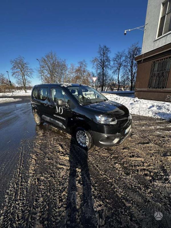Black Toyota Proace City 2021 in Kaunas, with an engine capacity of 1.50 L and mileage of 107 thousand km for 11500 €, photo 4 on AUTOMOTO.COM.LV