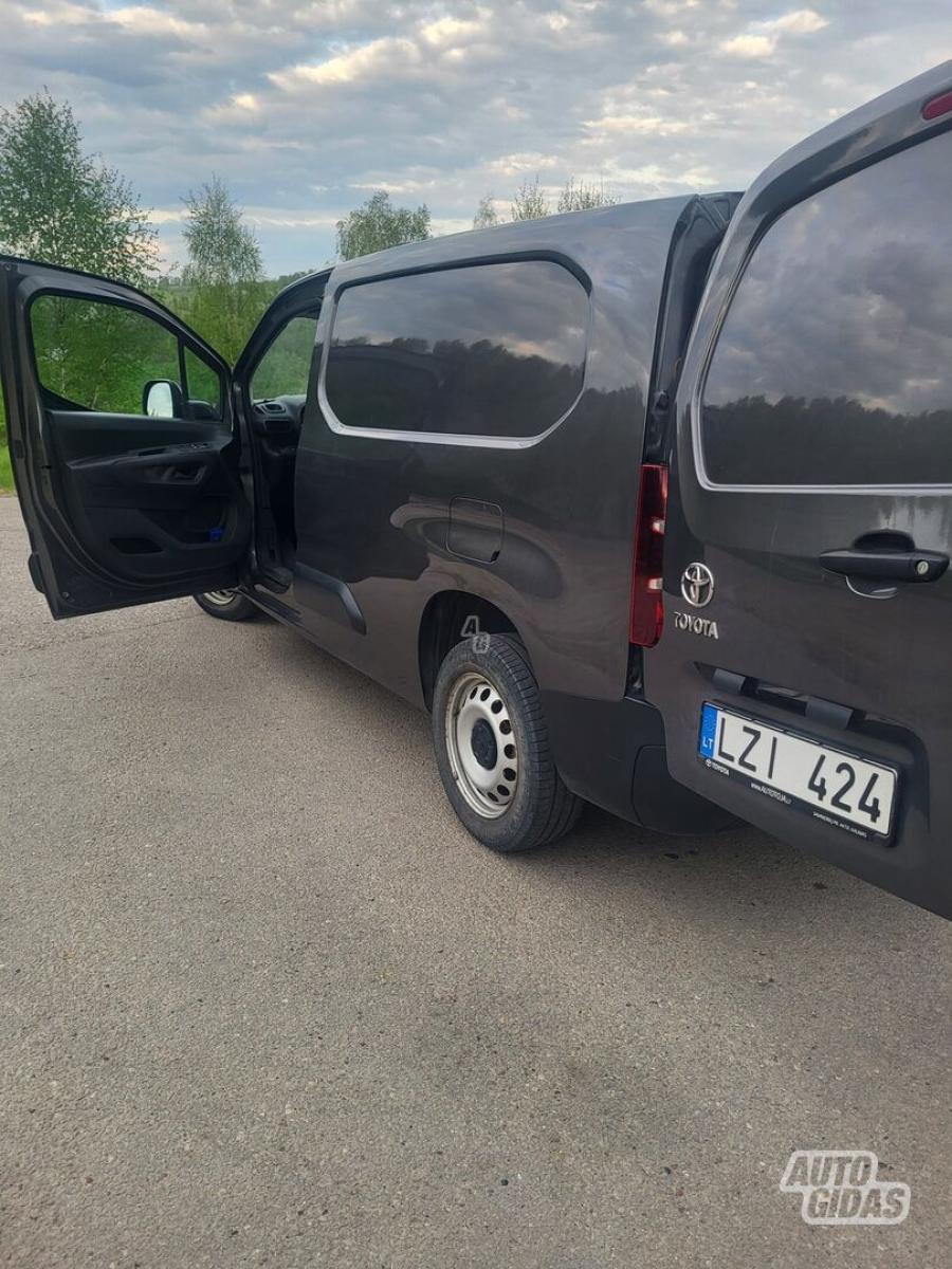 Grey Toyota Proace City 2021 in Prienai, with an engine capacity of 1.50 L and mileage of 148 thousand km for 13500 €, photo 4 on AUTOMOTO.COM.LV