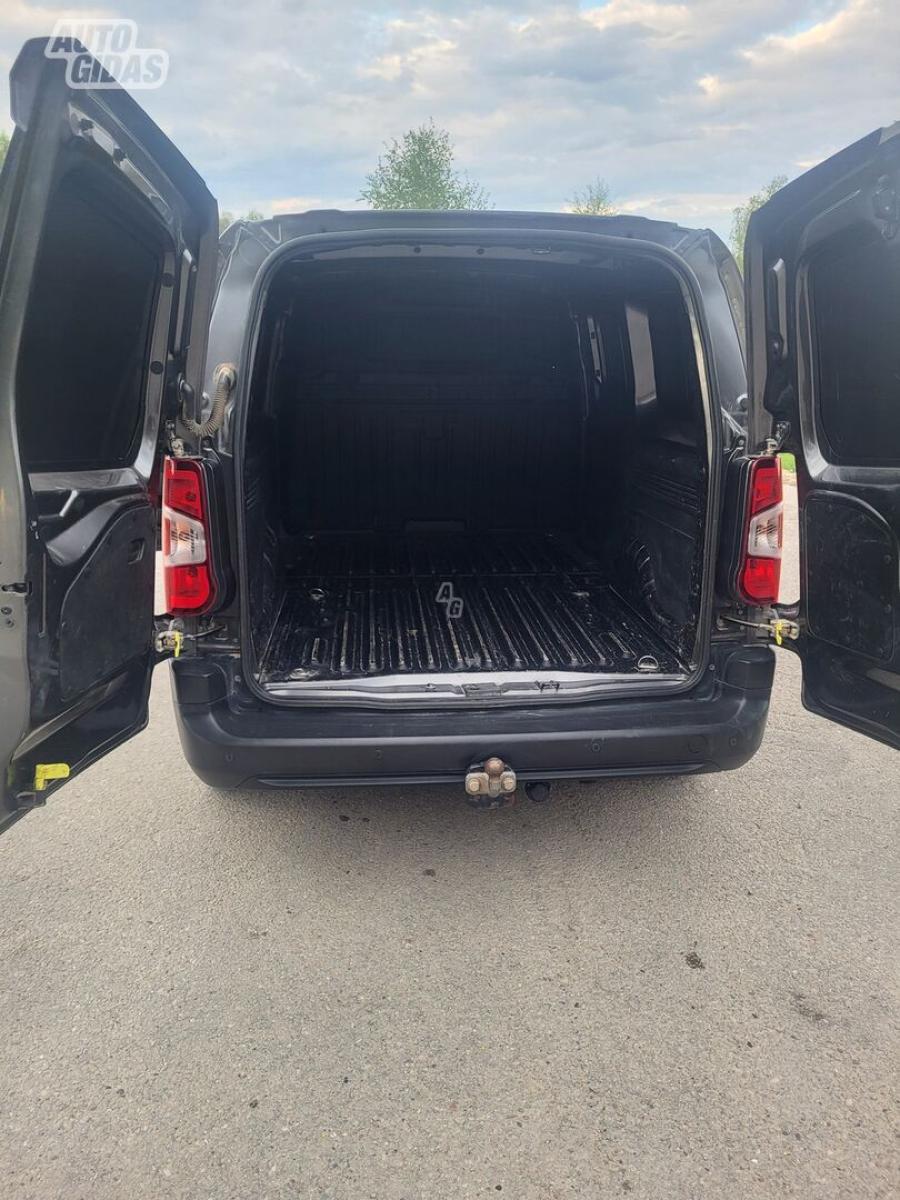 Grey Toyota Proace City 2021 in Prienai, with an engine capacity of 1.50 L and mileage of 148 thousand km for 13500 €, photo 7 on AUTOMOTO.COM.LV