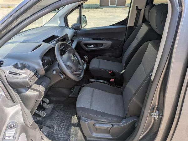 Grey Toyota Proace City 2021 in Vilnius, with an engine capacity of 1.50 L and mileage of 89 thousand km for 12999 €, photo 5 on AUTOMOTO.COM.LV