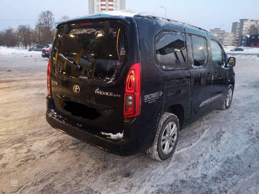 Black Toyota Proace City Verso 2021 in Kaunas, with an engine capacity of 1.20 L and mileage of 257 thousand km for 12550 €, photo 3 on AUTOMOTO.COM.LV