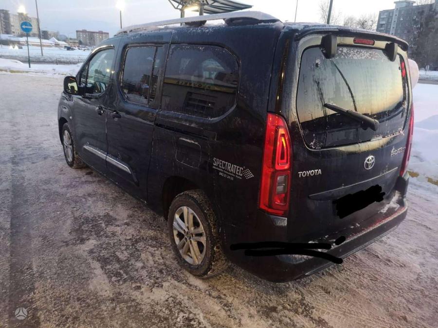 Black Toyota Proace City Verso 2021 in Kaunas, with an engine capacity of 1.20 L and mileage of 257 thousand km for 12550 €, photo 4 on AUTOMOTO.COM.LV