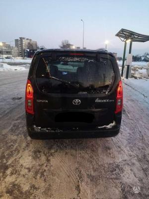 Black Toyota Proace City Verso 2021 in Kaunas, with an engine capacity of 1.20 L and mileage of 257 thousand km for 12550 €, photo 5 on AUTOMOTO.COM.LV