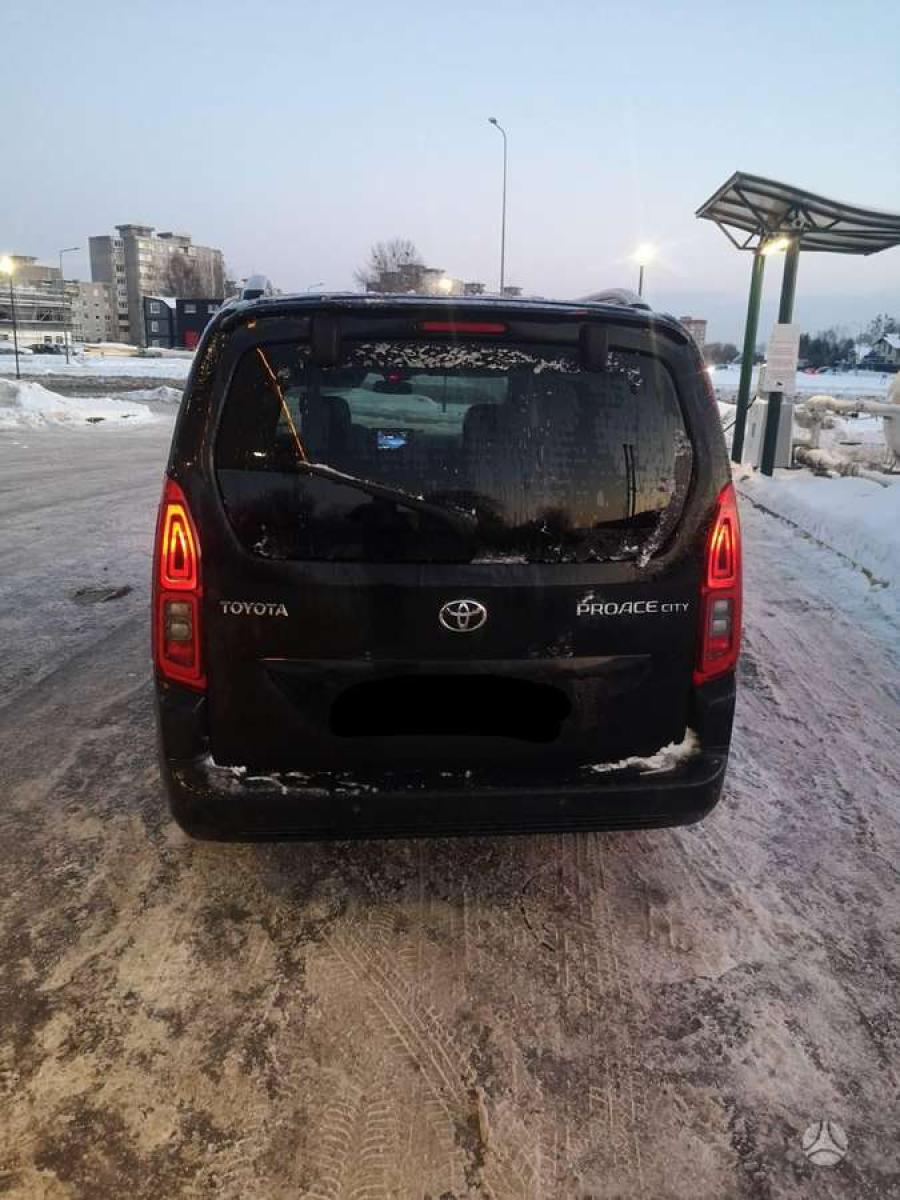 Black Toyota Proace City Verso 2021 in Kaunas, with an engine capacity of 1.20 L and mileage of 257 thousand km for 12550 €, photo 5 on AUTOMOTO.COM.LV
