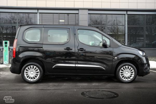 Black Toyota Proace City Verso 2021 in Vilnius, with an engine capacity of 1.20 L and mileage of 124 thousand km for 14490 €, photo 8 on AUTOMOTO.COM.LV