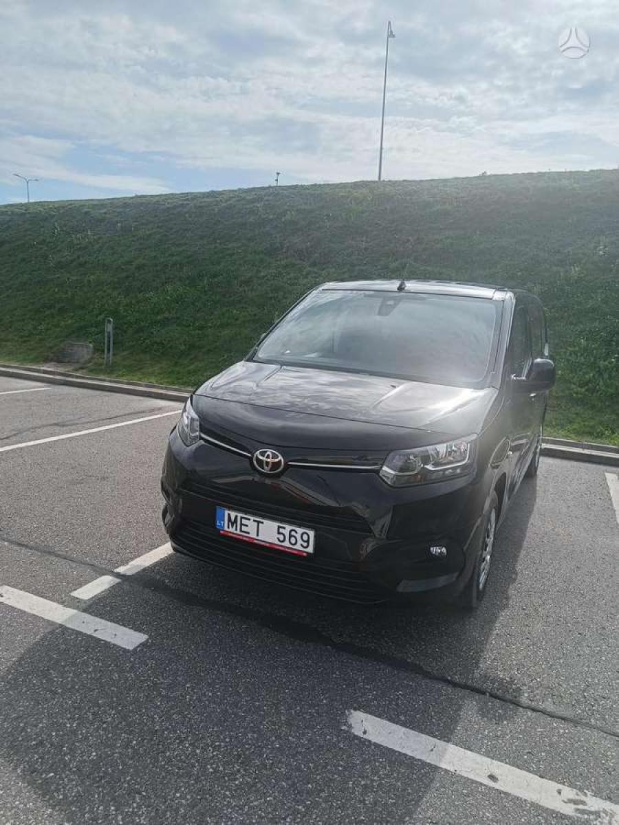 Black Toyota Proace City Verso 2022 in Vilnius, with an engine capacity of 1.20 L and mileage of 25 thousand km for 19999 €, photo 3 on AUTOMOTO.COM.LV