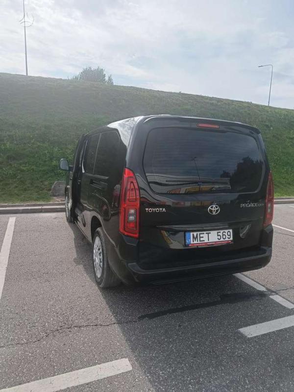 Black Toyota Proace City Verso 2022 in Vilnius, with an engine capacity of 1.20 L and mileage of 25 thousand km for 19999 €, photo 4 on AUTOMOTO.COM.LV