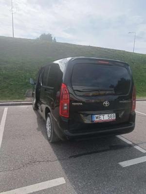 Black Toyota Proace City Verso 2022 in Vilnius, with an engine capacity of 1.20 L and mileage of 25 thousand km for 19999 €, photo 4 on AUTOMOTO.COM.LV