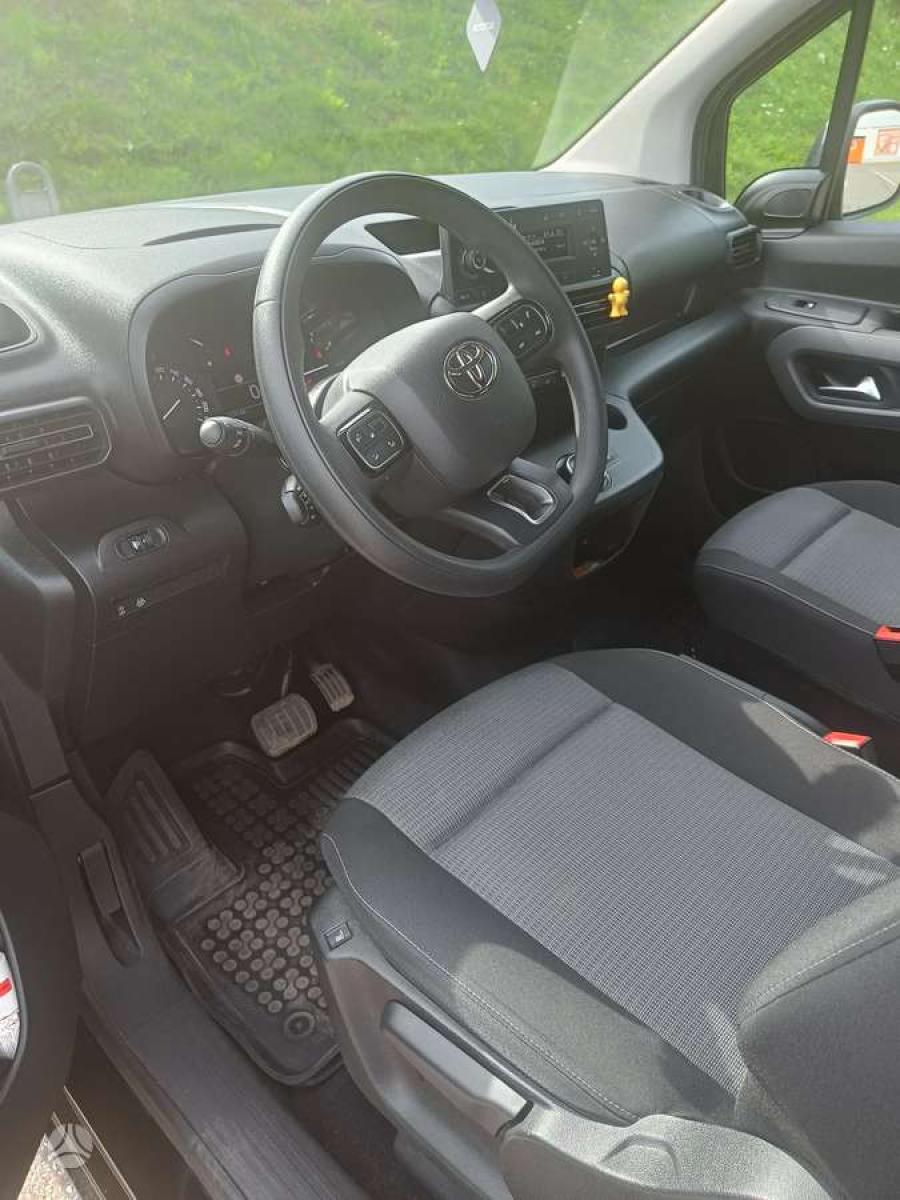 Black Toyota Proace City Verso 2022 in Vilnius, with an engine capacity of 1.20 L and mileage of 25 thousand km for 19999 €, photo 5 on AUTOMOTO.COM.LV