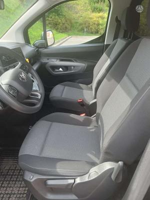 Black Toyota Proace City Verso 2022 in Vilnius, with an engine capacity of 1.20 L and mileage of 25 thousand km for 19999 €, photo 6 on AUTOMOTO.COM.LV