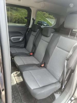 Black Toyota Proace City Verso 2022 in Vilnius, with an engine capacity of 1.20 L and mileage of 25 thousand km for 19999 €, photo 7 on AUTOMOTO.COM.LV