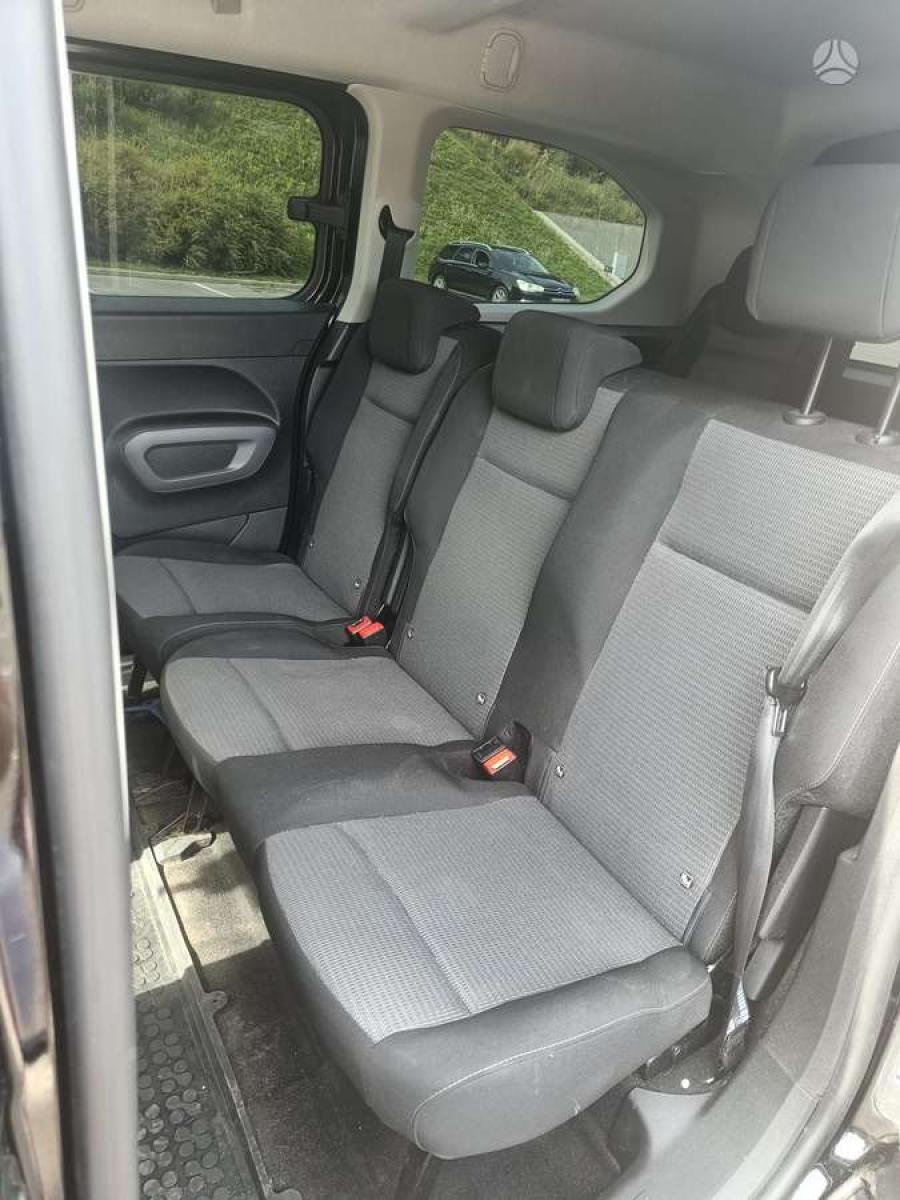 Black Toyota Proace City Verso 2022 in Vilnius, with an engine capacity of 1.20 L and mileage of 25 thousand km for 19999 €, photo 7 on AUTOMOTO.COM.LV