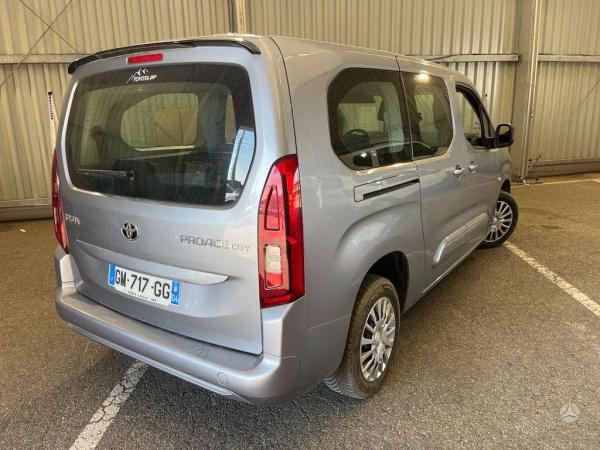 Pelēks Toyota Proace City Verso 2023 Viļņa, ar dzinēja tilpumu 1.20 L un nobraukumu 82 tūkst. km par 19844 €, foto 4 vietnē AUTOMOTO.COM.LV
