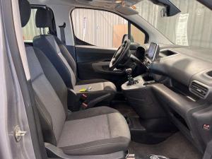 Pelēks Toyota Proace City Verso 2023 Viļņa, ar dzinēja tilpumu 1.20 L un nobraukumu 82 tūkst. km par 19844 €, foto 7 vietnē AUTOMOTO.COM.LV