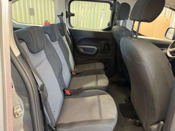 Pelēks Toyota Proace City Verso 2023 Viļņa, ar dzinēja tilpumu 1.20 L un nobraukumu 82 tūkst. km par 19844 €, foto 8 vietnē AUTOMOTO.COM.LV
