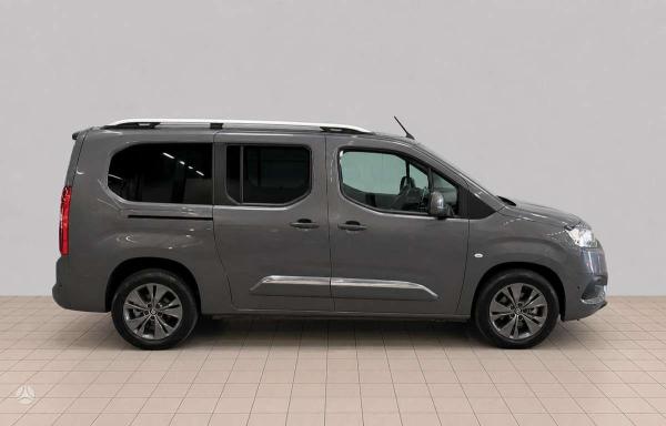 Pelēks Toyota Proace City Verso 2021 Kauņa, ar dzinēja tilpumu 1.20 L un nobraukumu 137 tūkst. km par 14400 €, foto 2 vietnē AUTOMOTO.COM.LV