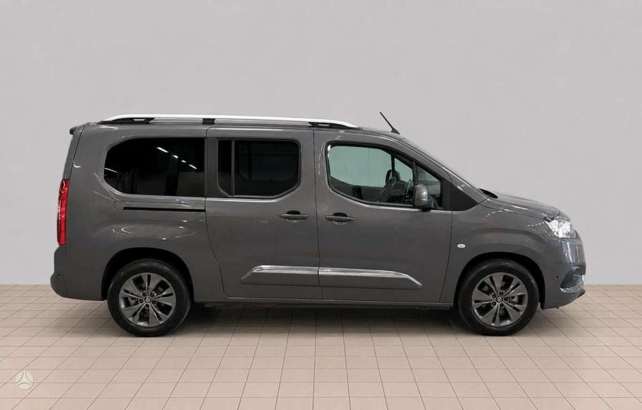Grey Toyota Proace City Verso 2021 in Kaunas, with an engine capacity of 1.20 L and mileage of 137 thousand km for 14400 €, photo 3 on AUTOMOTO.COM.LV