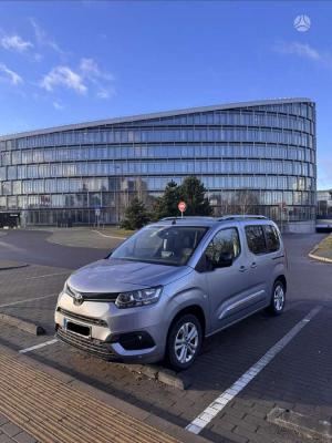 Pelēks Toyota Proace City Verso 2022 Viļņa, ar dzinēja tilpumu 1.20 L un nobraukumu 79 tūkst. km par 18500 €, foto  vietnē AUTOMOTO.COM.LV