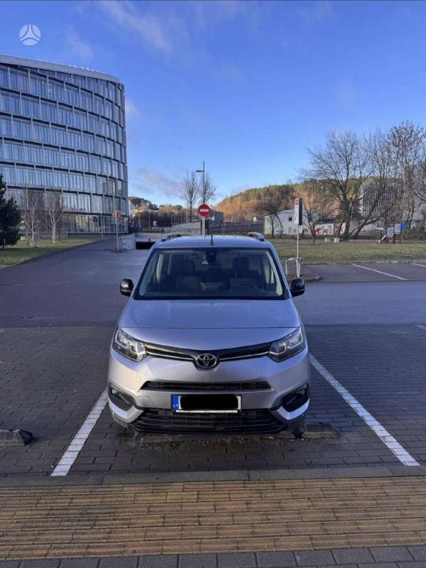 Pelēks Toyota Proace City Verso 2022 Viļņa, ar dzinēja tilpumu 1.20 L un nobraukumu 79 tūkst. km par 18500 €, foto 2 vietnē AUTOMOTO.COM.LV