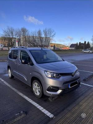 Pelēks Toyota Proace City Verso 2022 Viļņa, ar dzinēja tilpumu 1.20 L un nobraukumu 79 tūkst. km par 18500 €, foto 3 vietnē AUTOMOTO.COM.LV