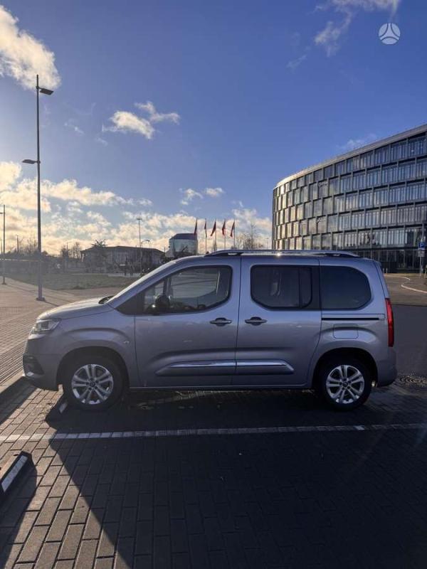 Pelēks Toyota Proace City Verso 2022 Viļņa, ar dzinēja tilpumu 1.20 L un nobraukumu 79 tūkst. km par 18500 €, foto 4 vietnē AUTOMOTO.COM.LV